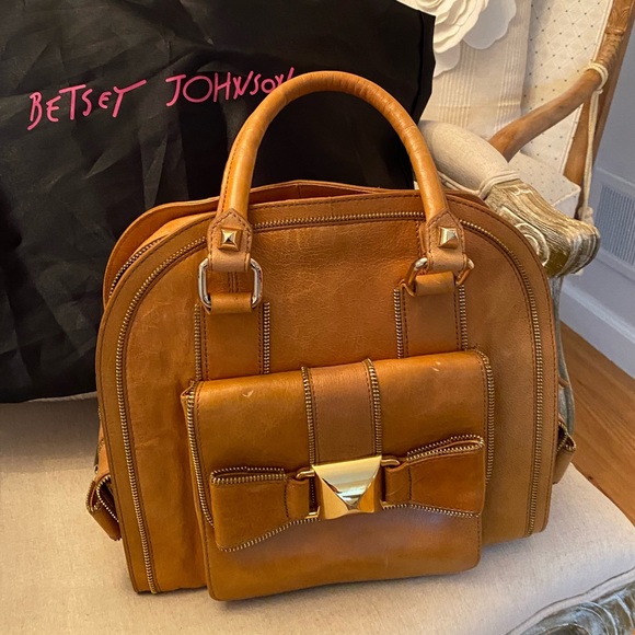 Betsey Johnson | Bags | Betsey Johnson Tanbrown Genuine Leather Purse With Zipper | Poshmark